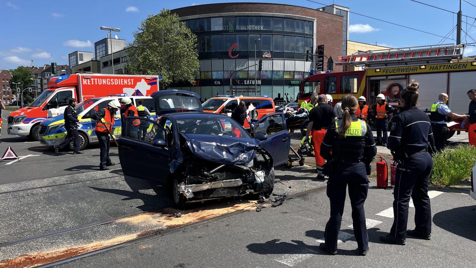 SCHWERER VERKEHRSUNFALL MIT 2 VERLETZTEN PERSONEN | RuhrkanalNEWS®