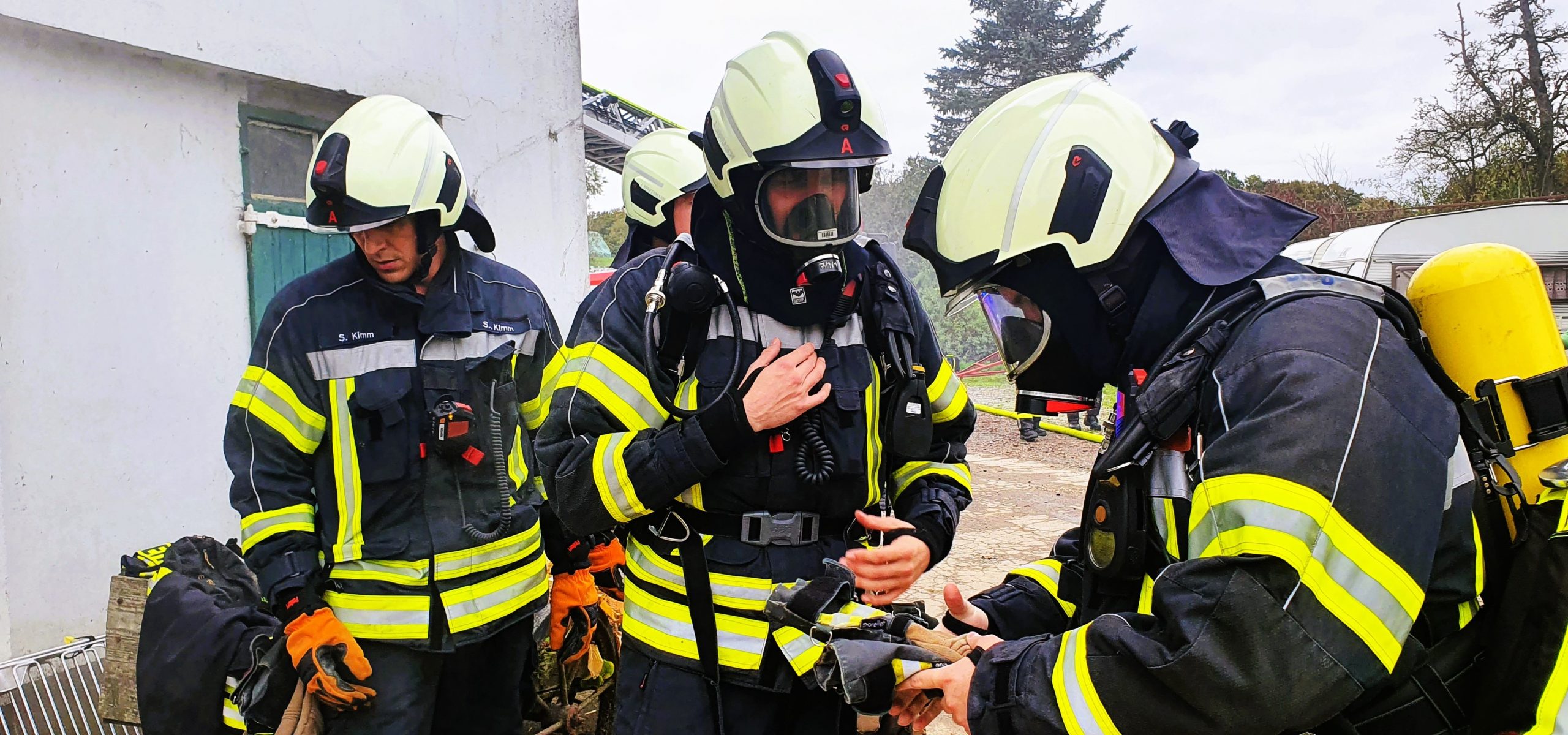 STARKE RAUCHENTWICKLUNG BEI BRAND IM CHEMIEWERK